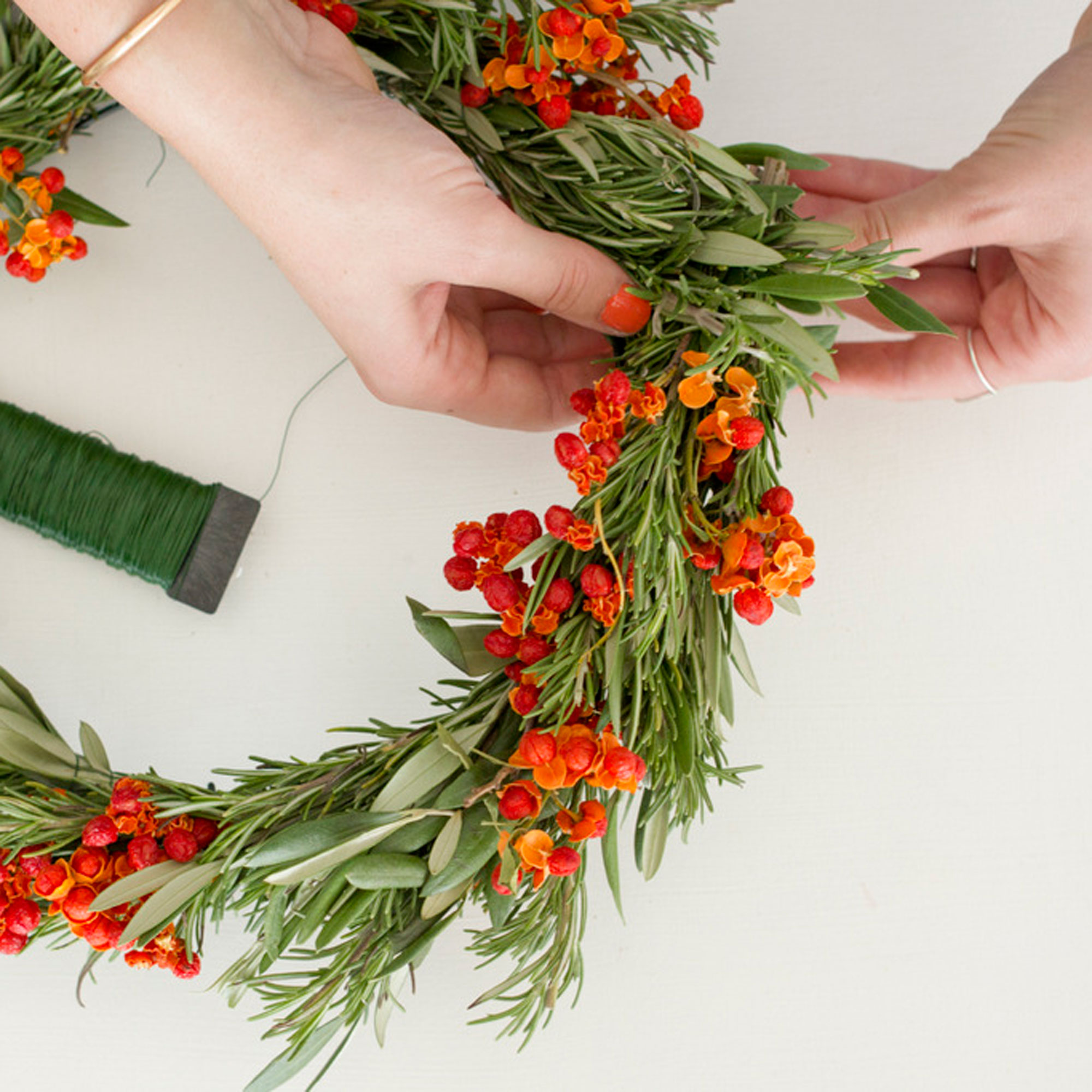 Step-by-step: The easiest DIY holiday wreath - Sunset Magazine