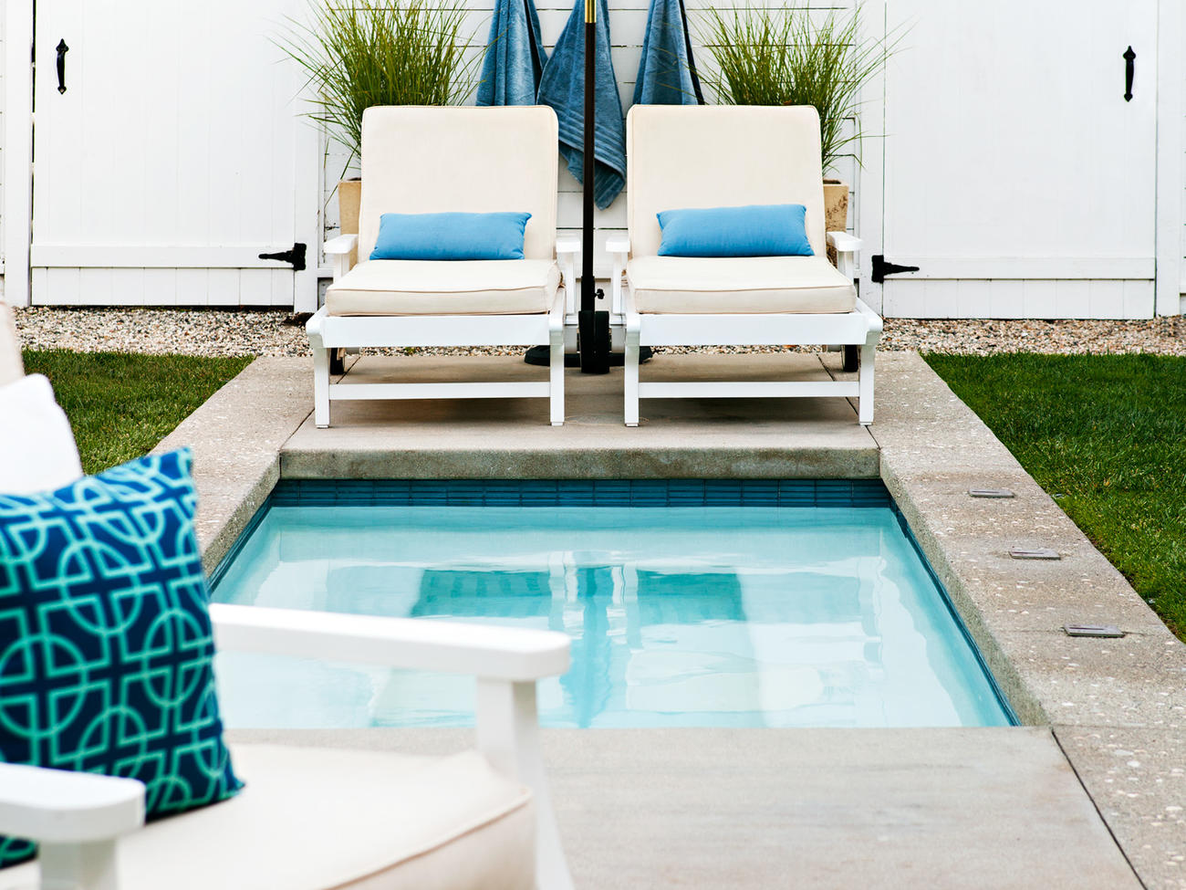 Give your Backyard a Beach Club Look – Sunset Magazine